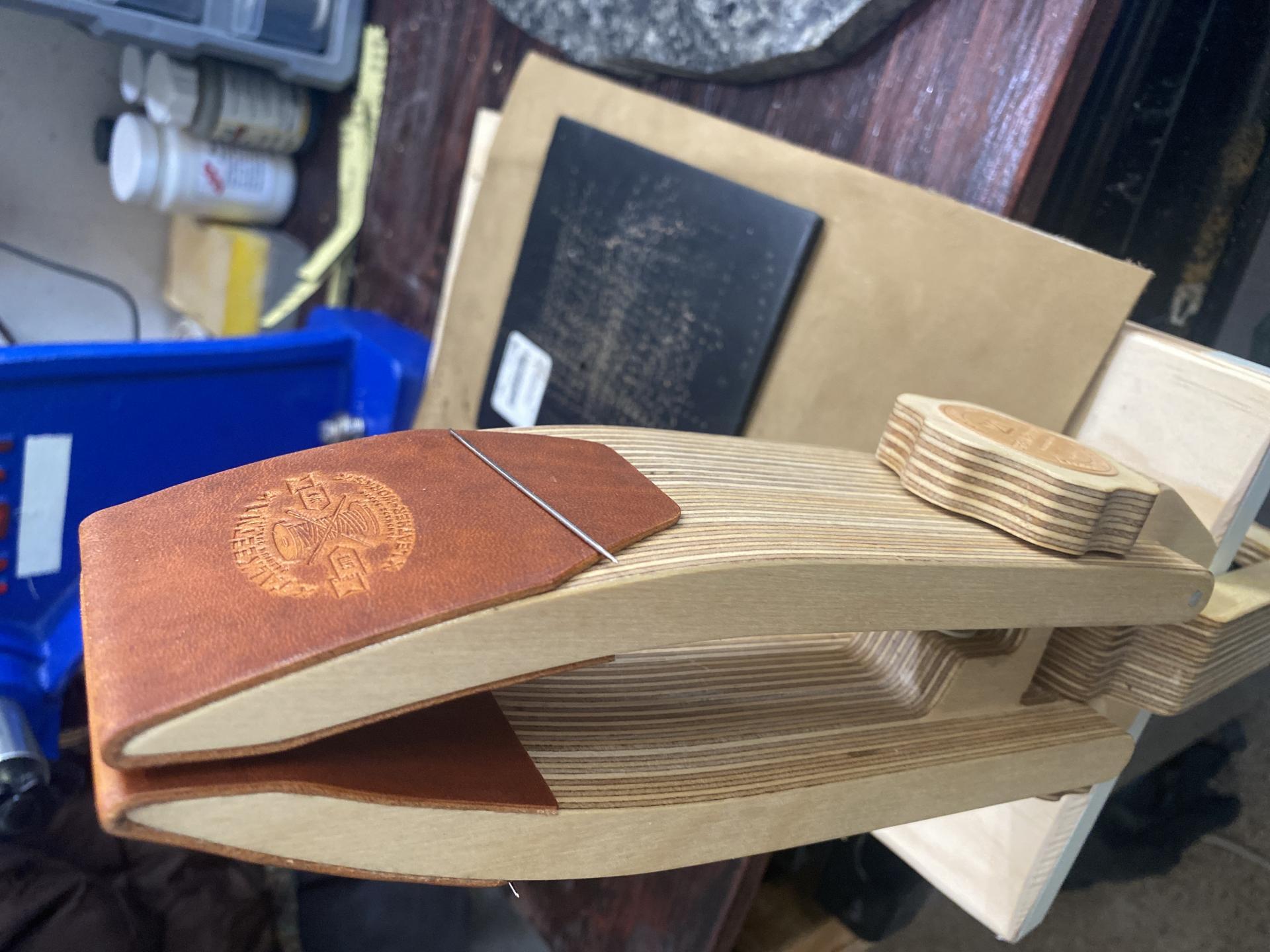 Dream Factory - Adjustable Table Stitching Clamp + Magnetic Needle Hol ...